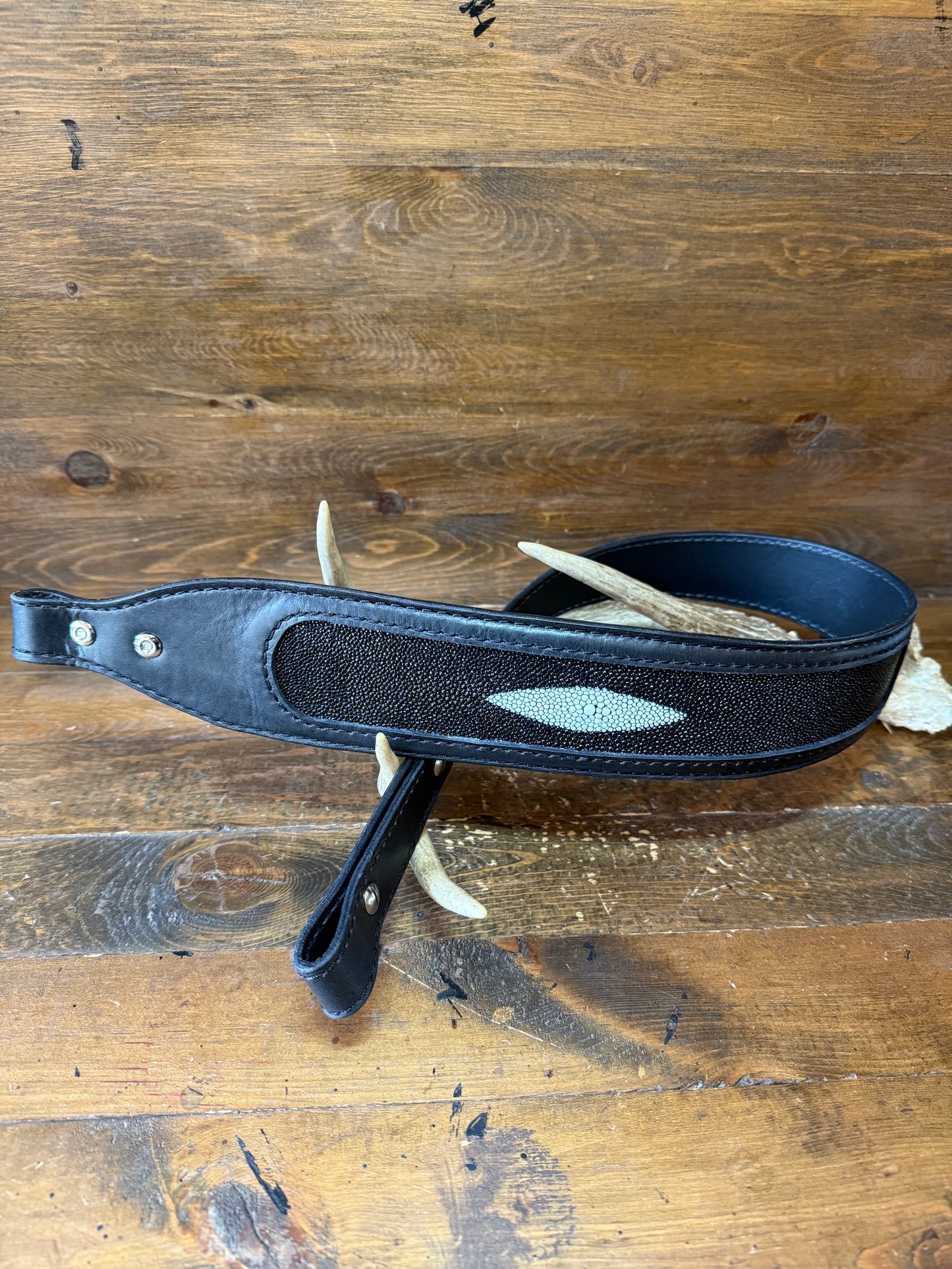 Black stingray skin rifle sling – Silver Leathers